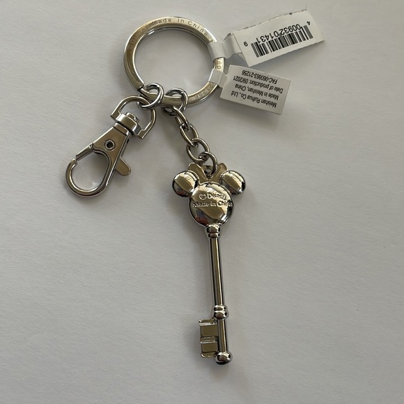 Disney | Accessories | Disney Parks Minnie Mouse Key Shaped Keychain ...